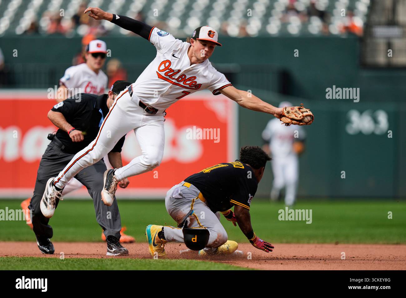 Pittsburgh Pirates' Liover Peguero (31) steals second base under ...