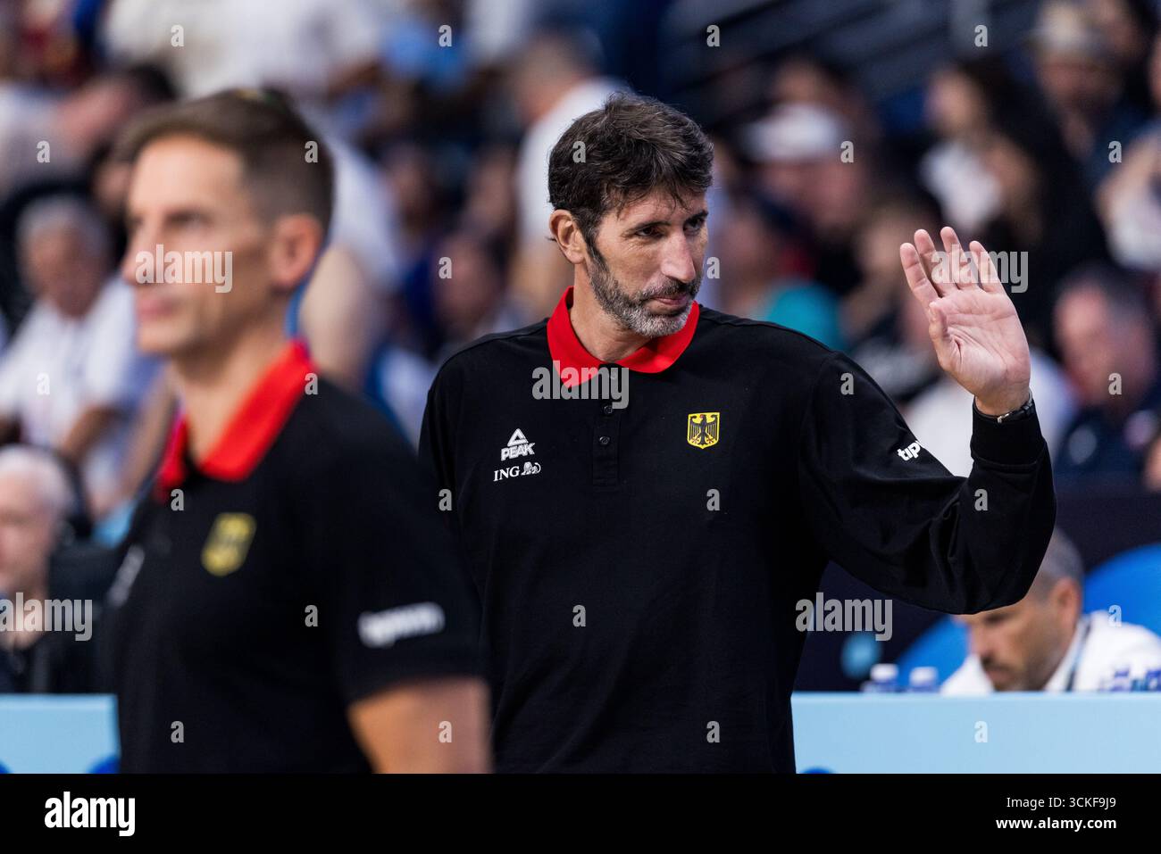 Alex Mumbru (Bundestrainer Deutschland) winkt den Fans zu FIBA ...