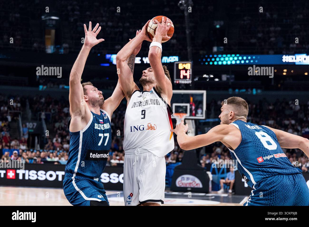 Luka Doncic (Slowenien, 77), Franz Wagner (Deutschland, 9) im Wurf FIBA EuroBasket 2025 ...