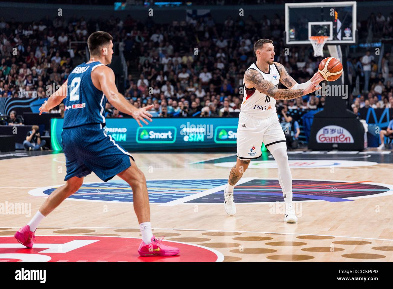 Martin Krampelj (Slowenien, 2), Daniel Theis (Deutschland, 10) am Ball FIBA EuroBasket 2025 ...