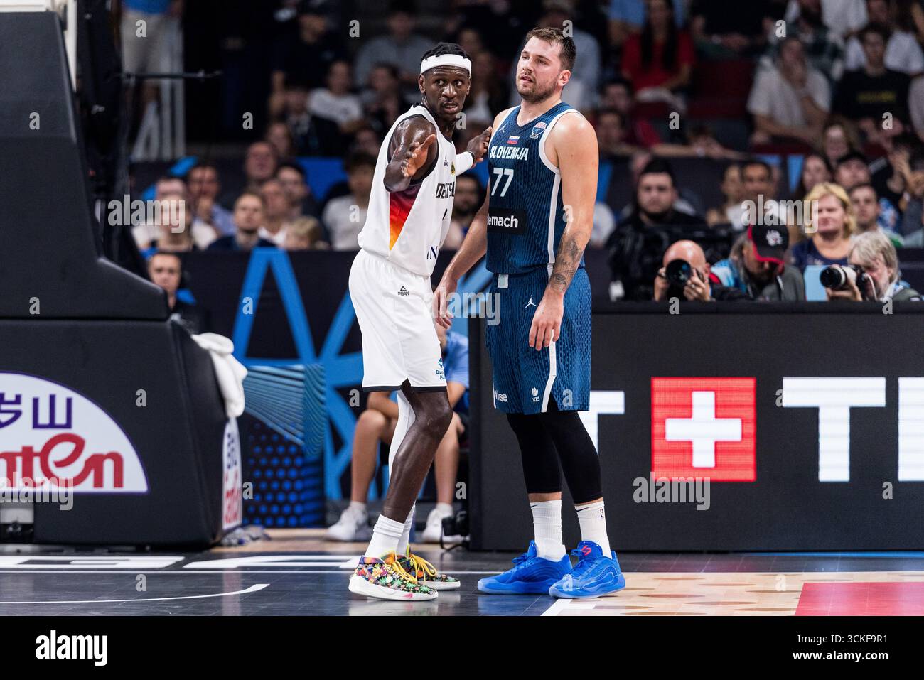 Isaac Bonga (Deutschland, 0) bereit f?r die Defense gegen Luka Doncic (Slowenien, 77) FIBA ...