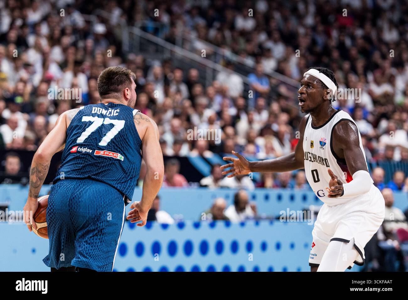 Luka Doncic (Slowenien, 77) am Ball, Isaac Bonga (Deutschland, 0) verteidigt FIBA EuroBasket ...