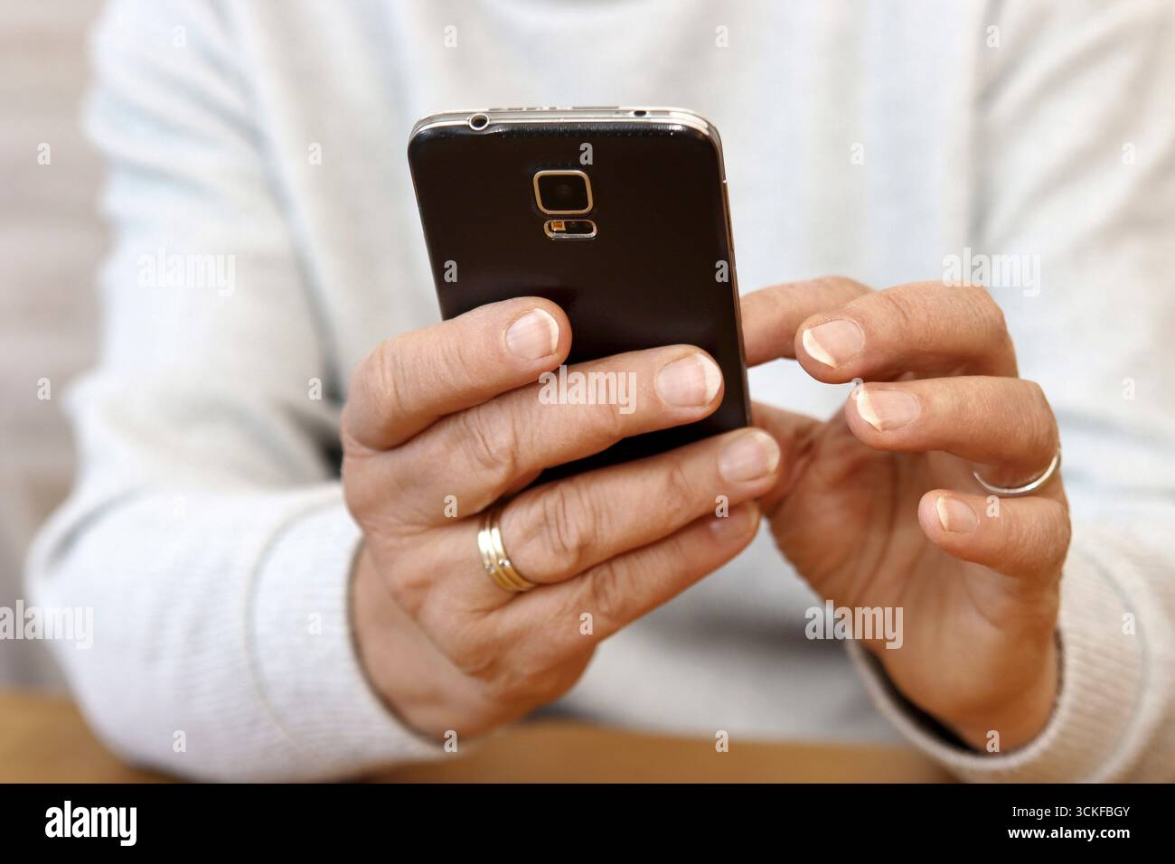 Hands holding smartphone whatsapp hi-res stock photography and images ...