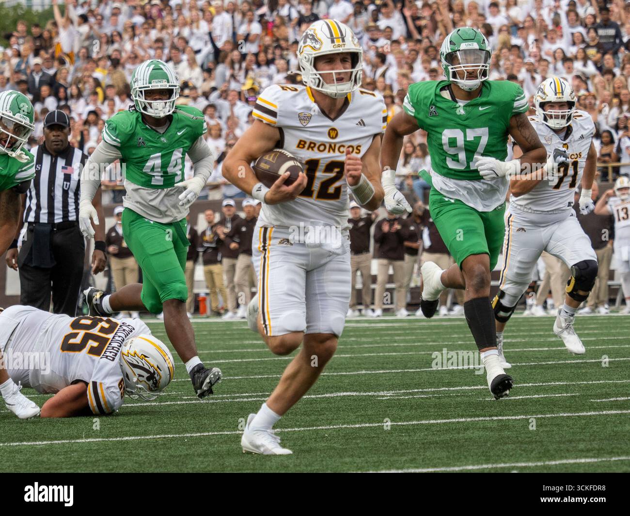 KALAMAZOO, MI - SEPTEMBER 06: Western Michigan Broncos quarterback Broc ...