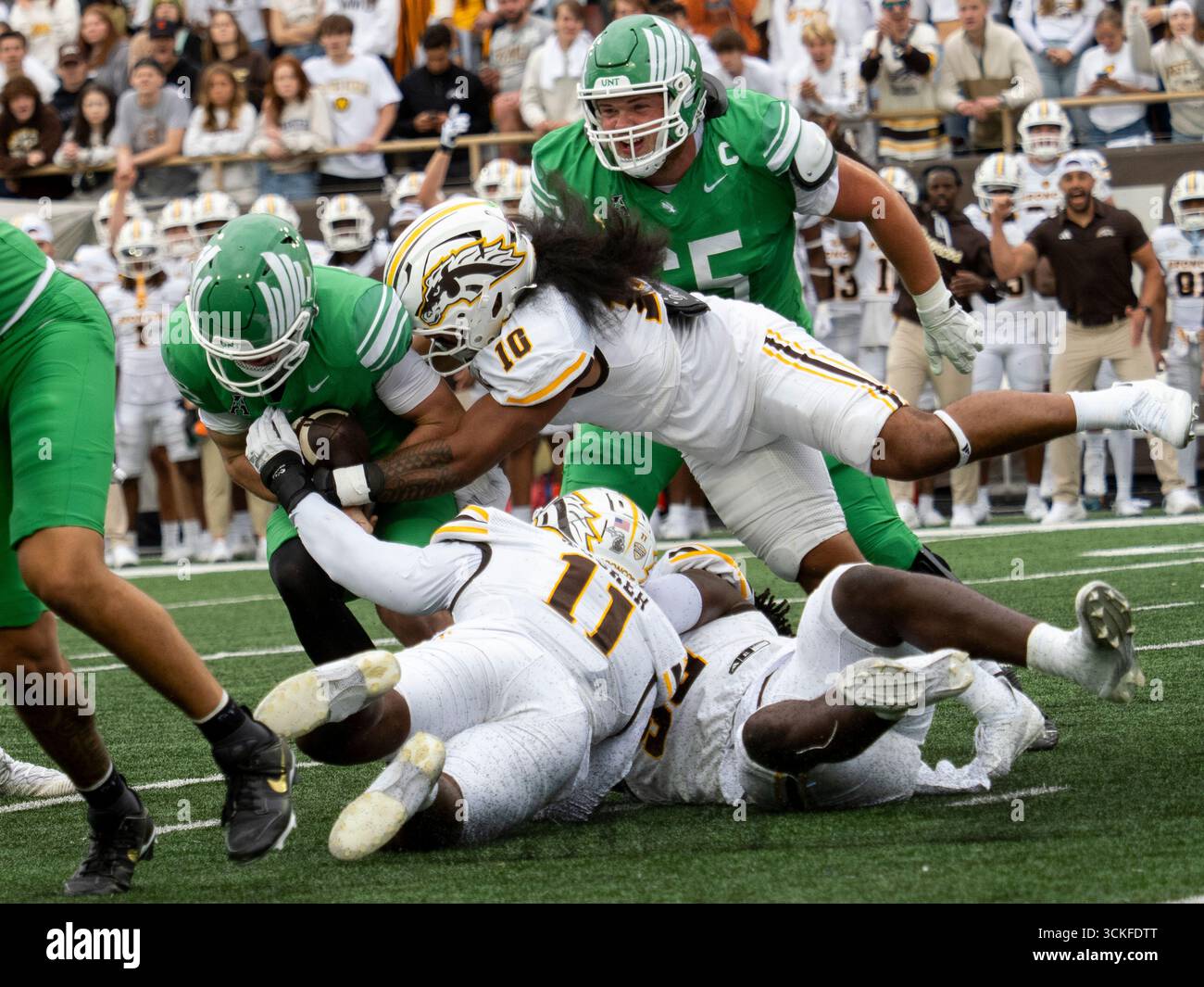 KALAMAZOO, MI - SEPTEMBER 06: Western Michigan Broncos linebacker Sefa ...