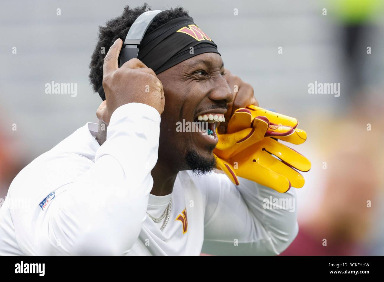 Washington Commanders wide receiver Deebo Samuel (1) warms up before a ...