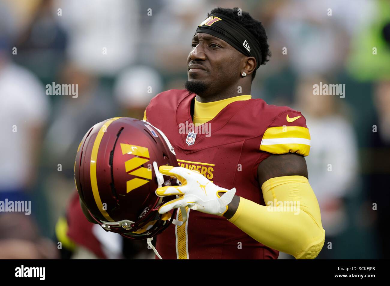 Washington Commanders wide receiver Deebo Samuel warms up before an NFL ...