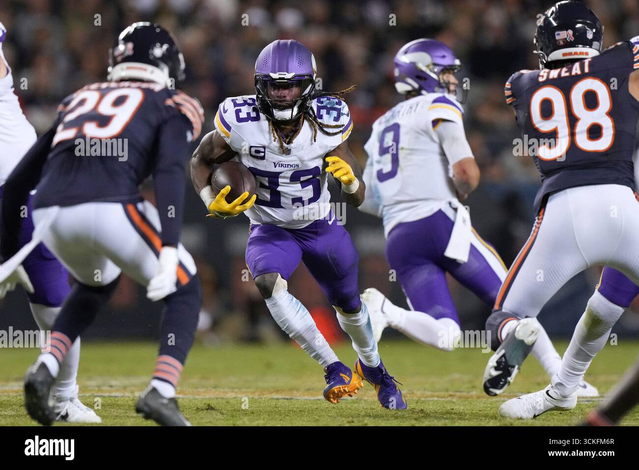 Minnesota Vikings running back Aaron Jones Sr. (33) runs during the ...