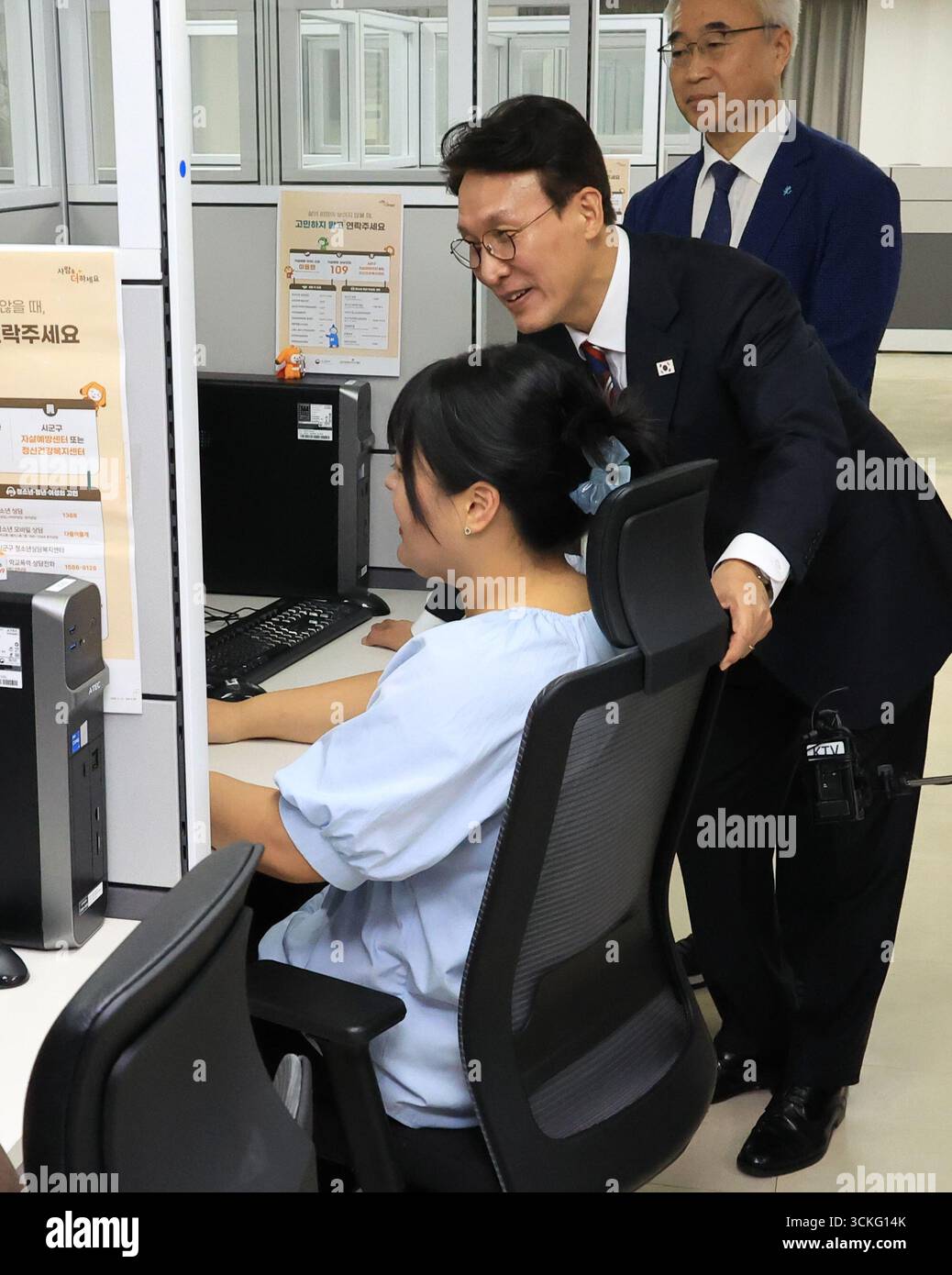 PM Kim visits counseling facility for suicide prevention Prime Minister ...