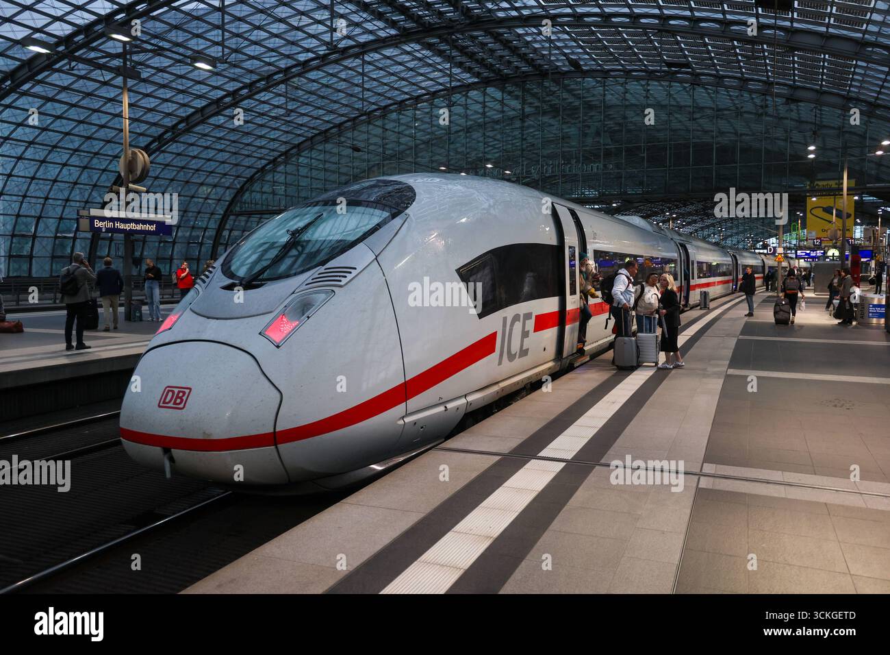 ICE der Deutschen Bahn in Berlin-Hauptbahnhof. Ankunft des ICE aus ...