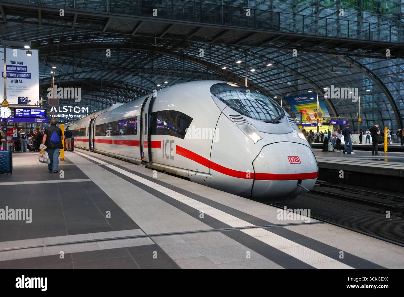 ICE der Deutschen Bahn in Berlin-Hauptbahnhof. Abfahrt des ICE aus ...