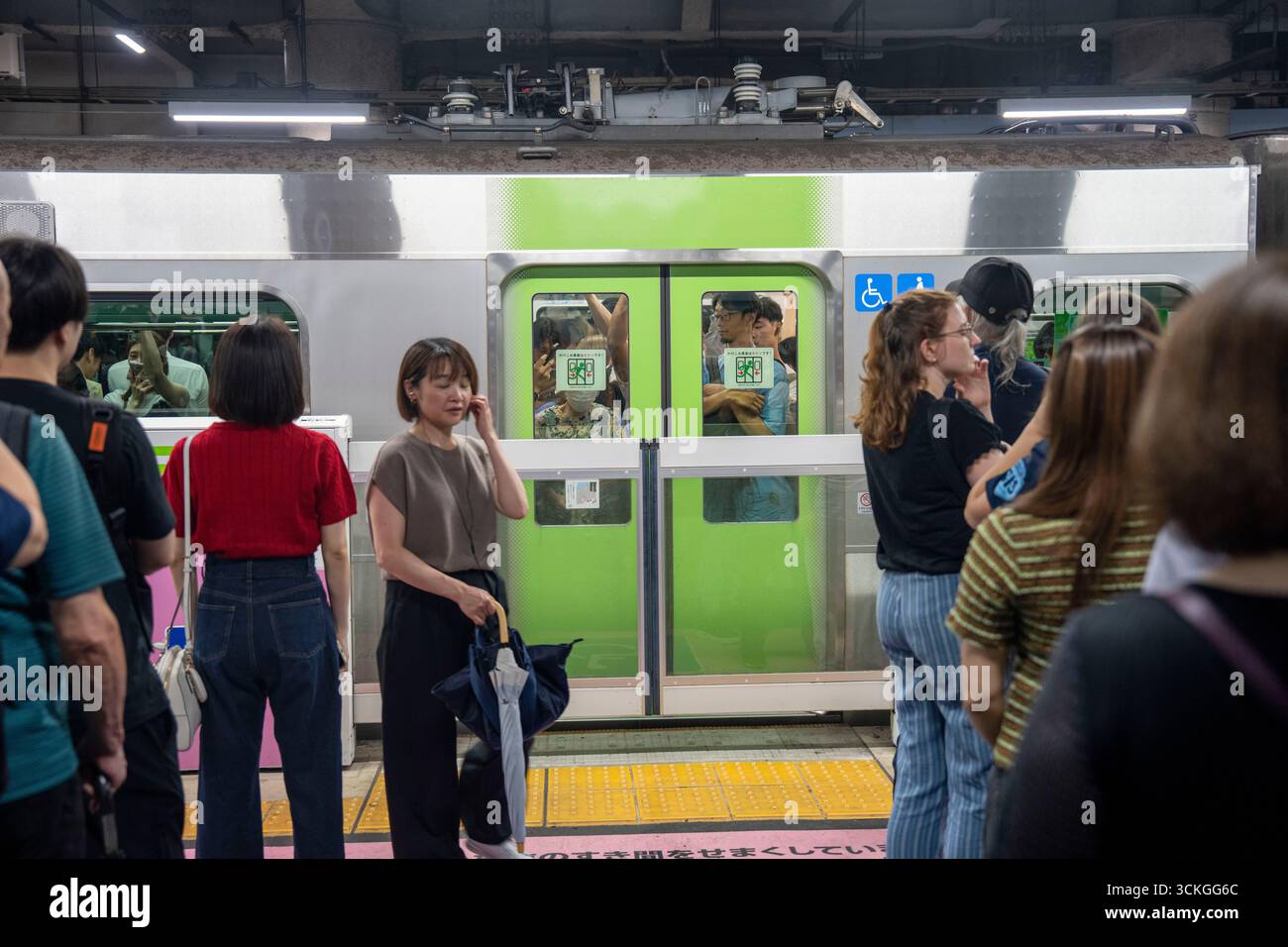 Tokyo buses rush hour hi-res stock photography and images - Alamy
