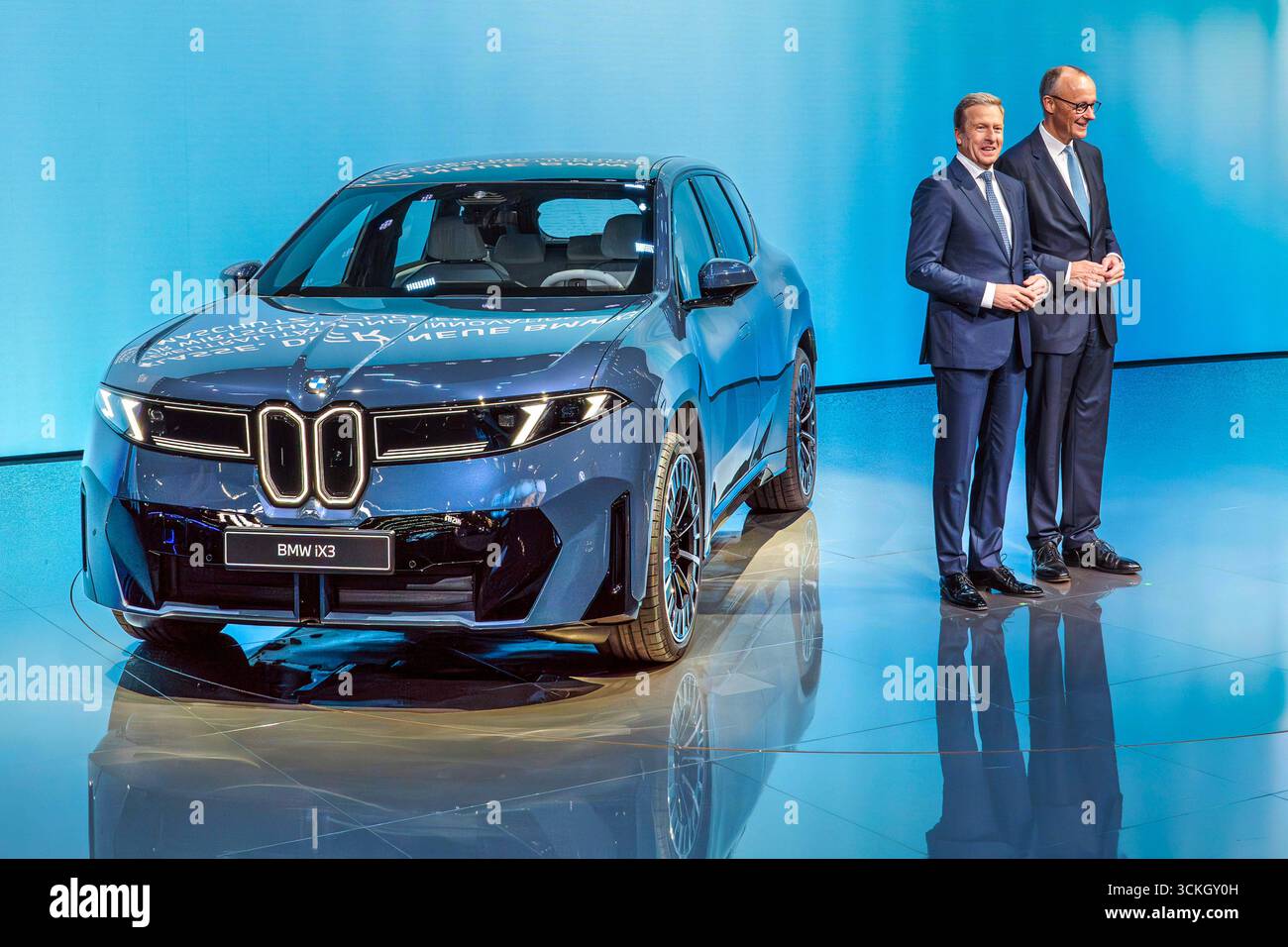 Bundeskanzler Friedrich Merz, BMW-Chef Oliver Zipse, mit dem neuen BMW ...