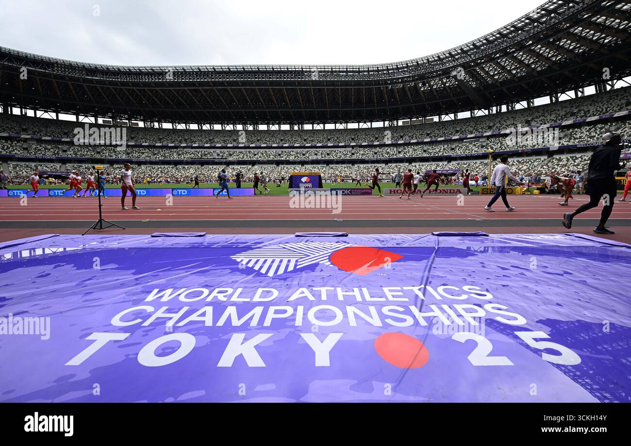 (250912) -- TOKYO, Sept. 12, 2025 (Xinhua) -- Athletes participating in ...