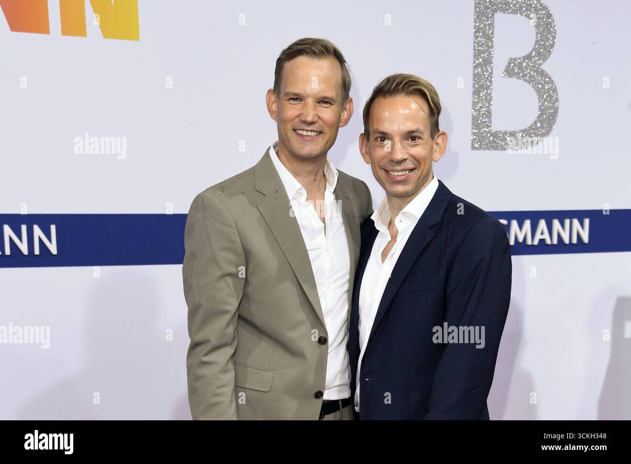 Prof. Dr. med. Hendrik Streeck mit Paul Zubeil bei der BERTELSMANN ...