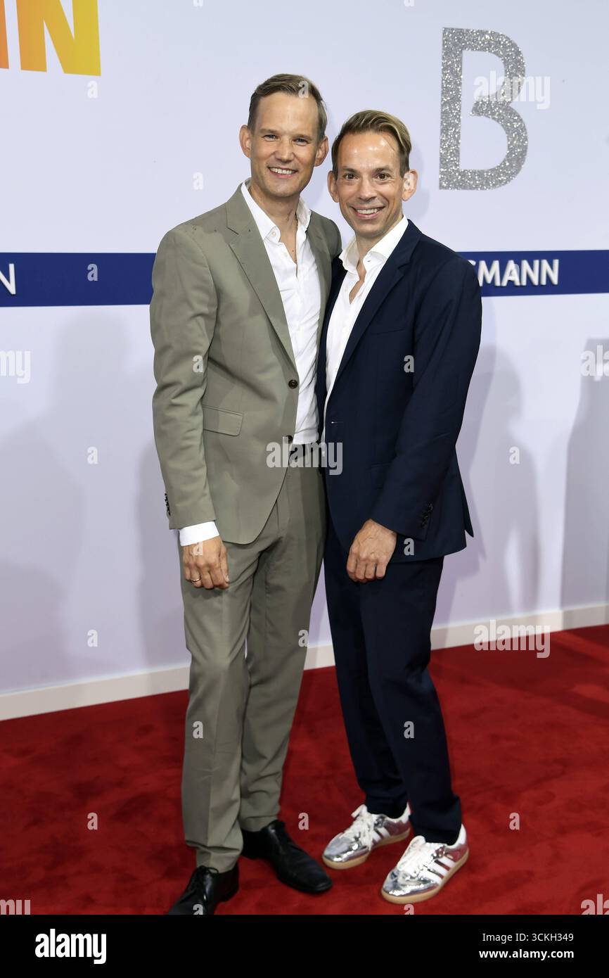 Prof. Dr. med. Hendrik Streeck mit Paul Zubeil bei der BERTELSMANN ...