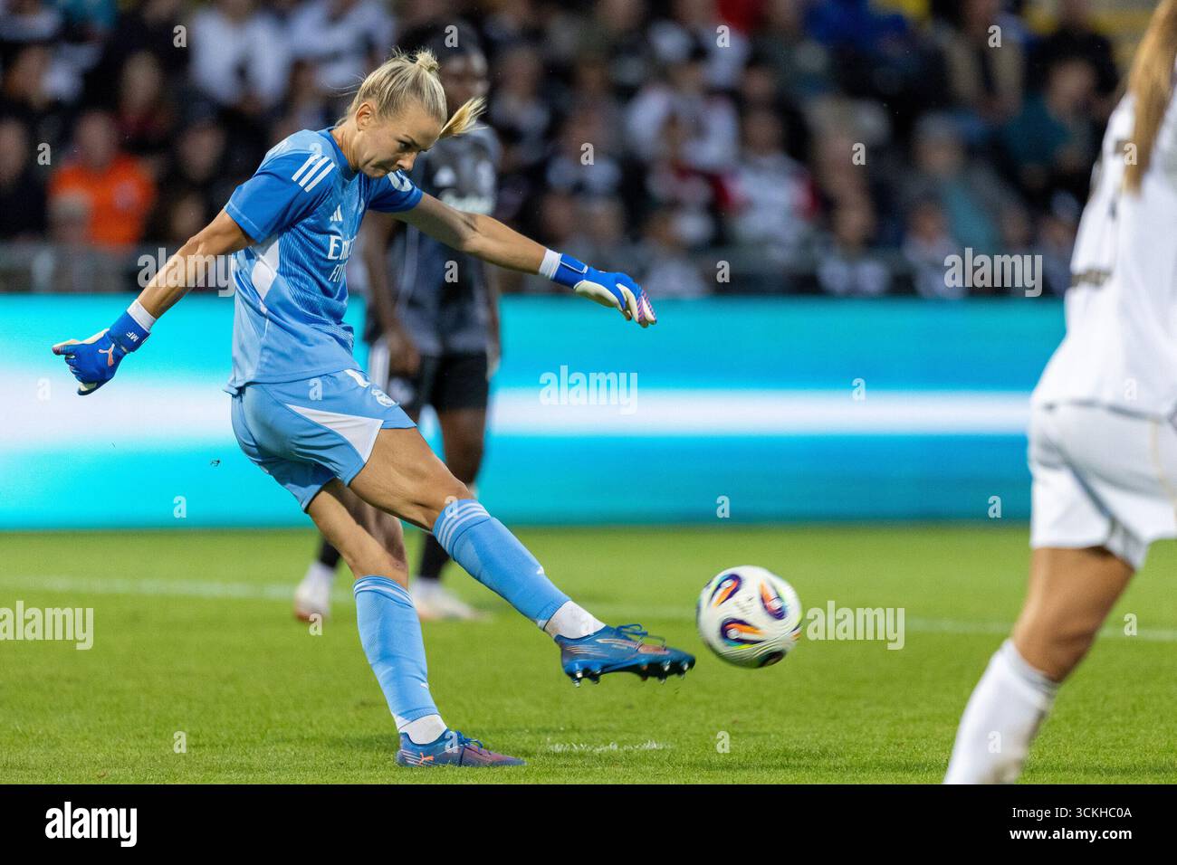 Torwart Merle Frohms (Real Madrid, 13) mit einem Abschlag; Hinspiel der ...