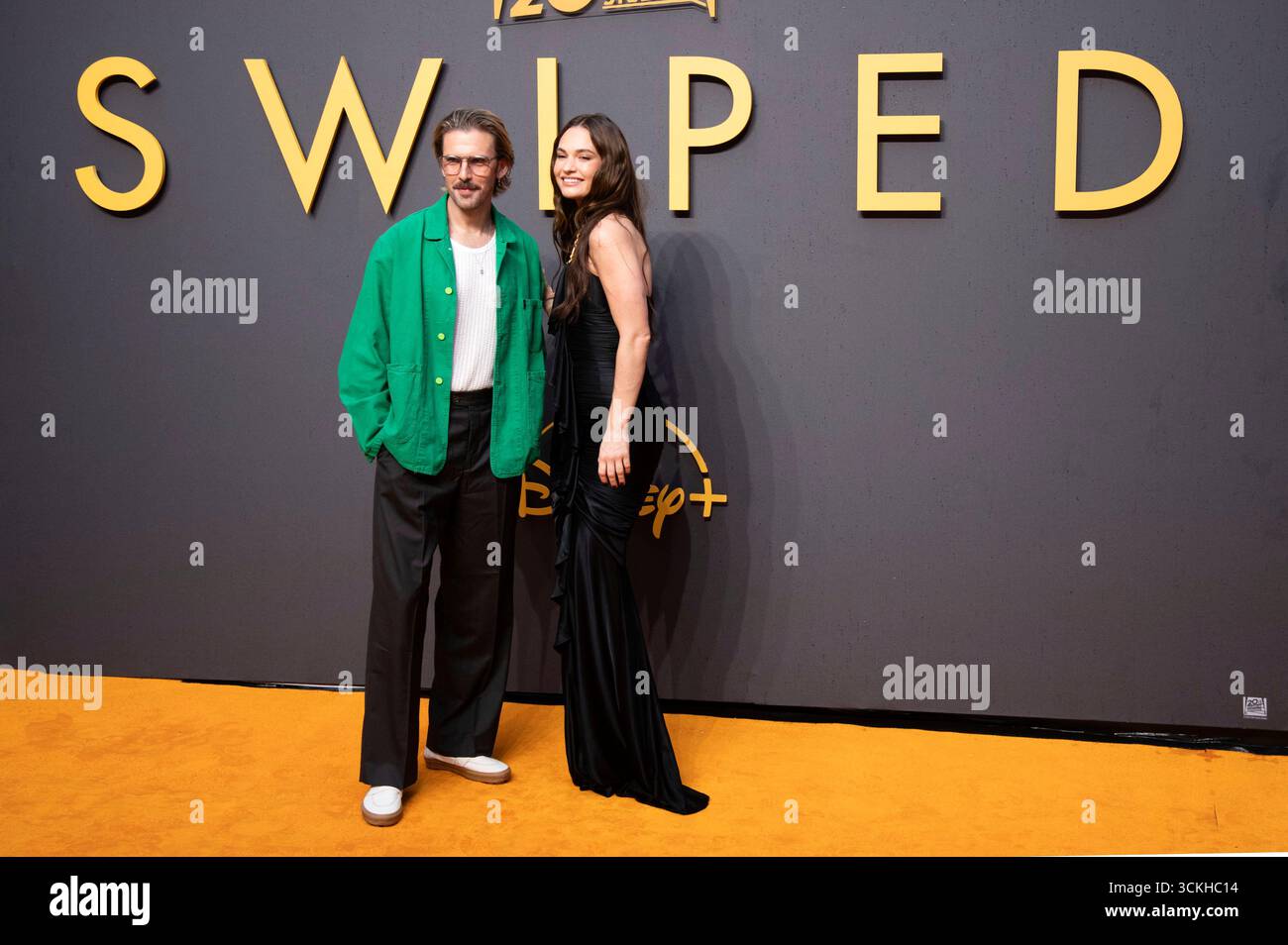 Dan Stevens und Lilly James bei der Premiere des Disney+ Films 'Swiped ...