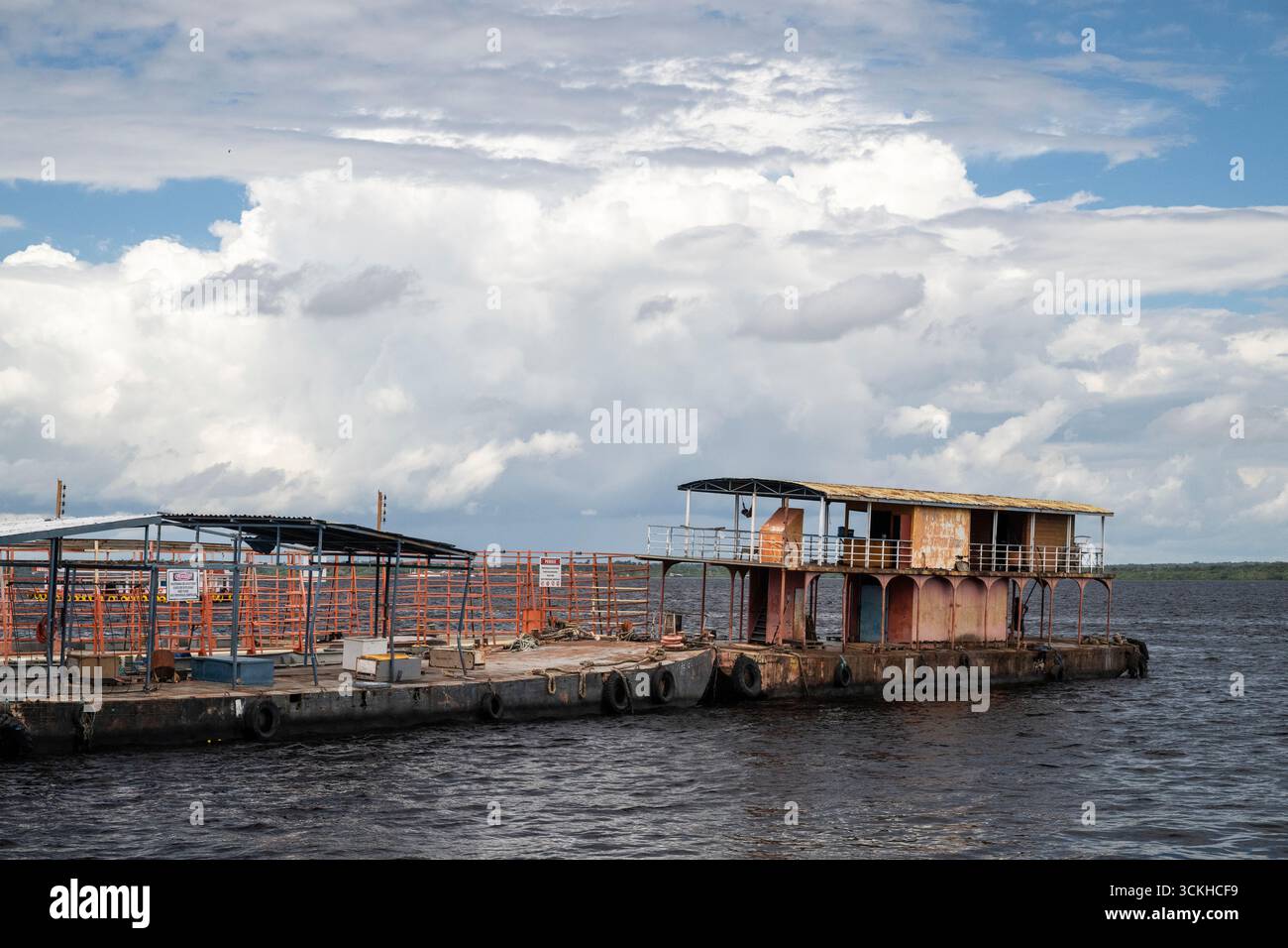 River docks in downtown hi-res stock photography and images - Alamy