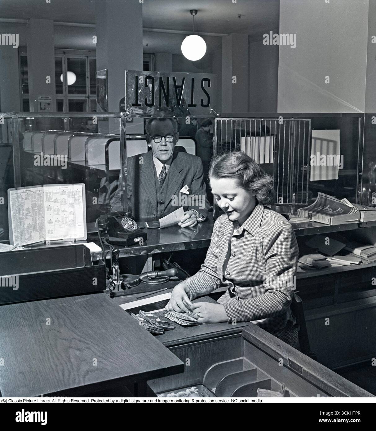 Bank cashiers counting hi-res stock photography and images - Alamy