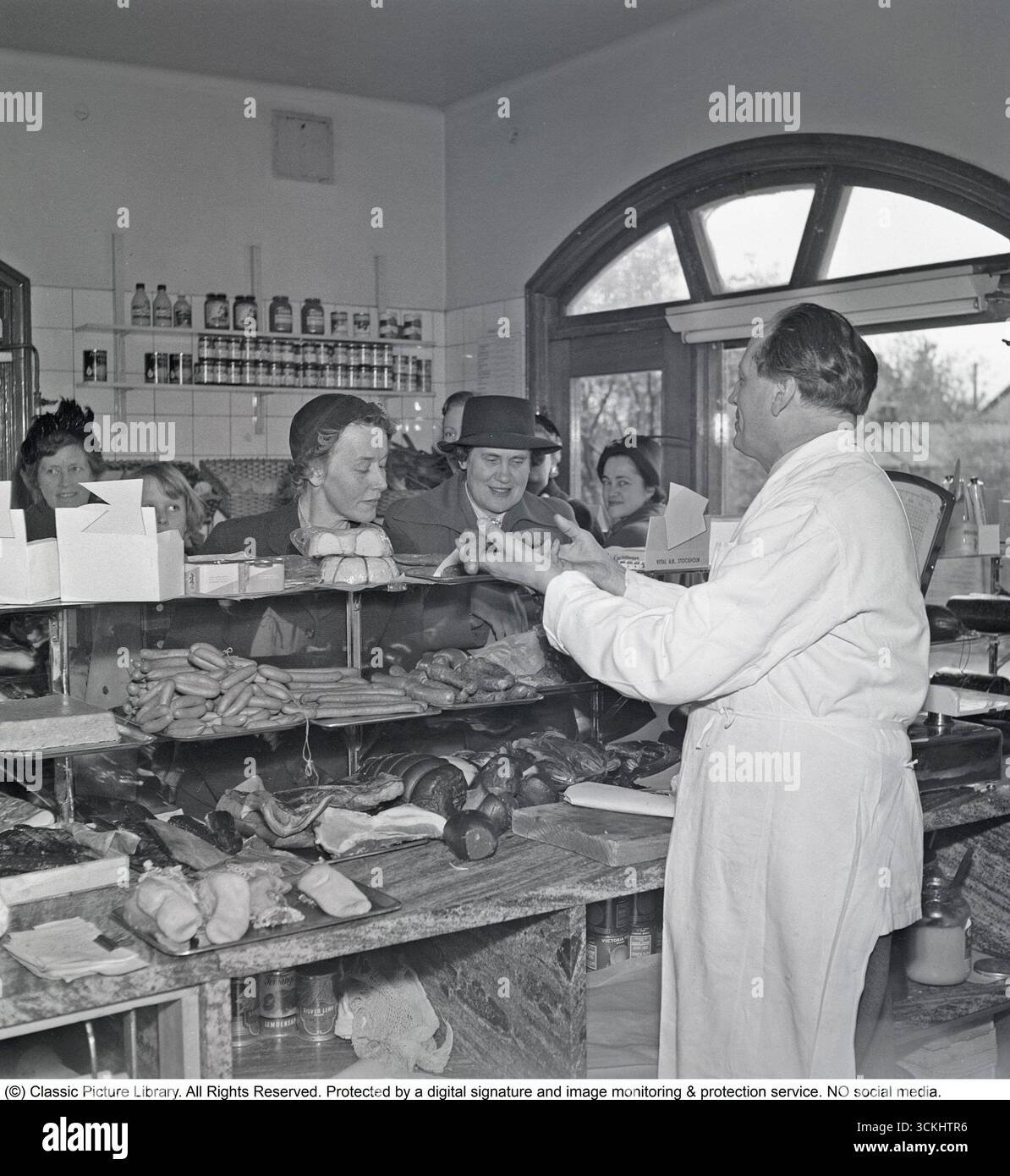 Grocery shopping 1950s hi-res stock photography and images - Alamy
