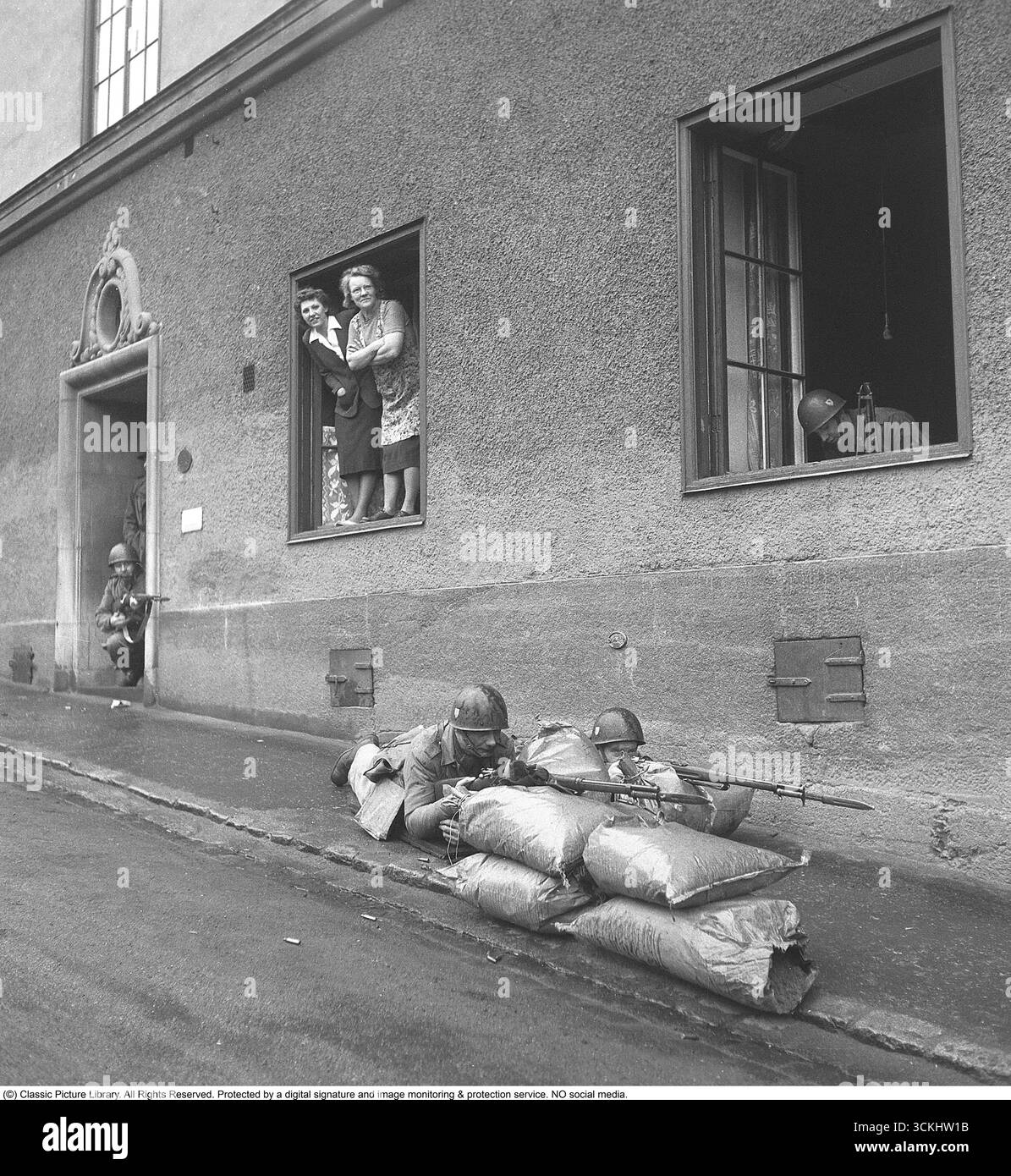 Nostalgia 1940s wartime civilian civilians hi-res stock photography and ...