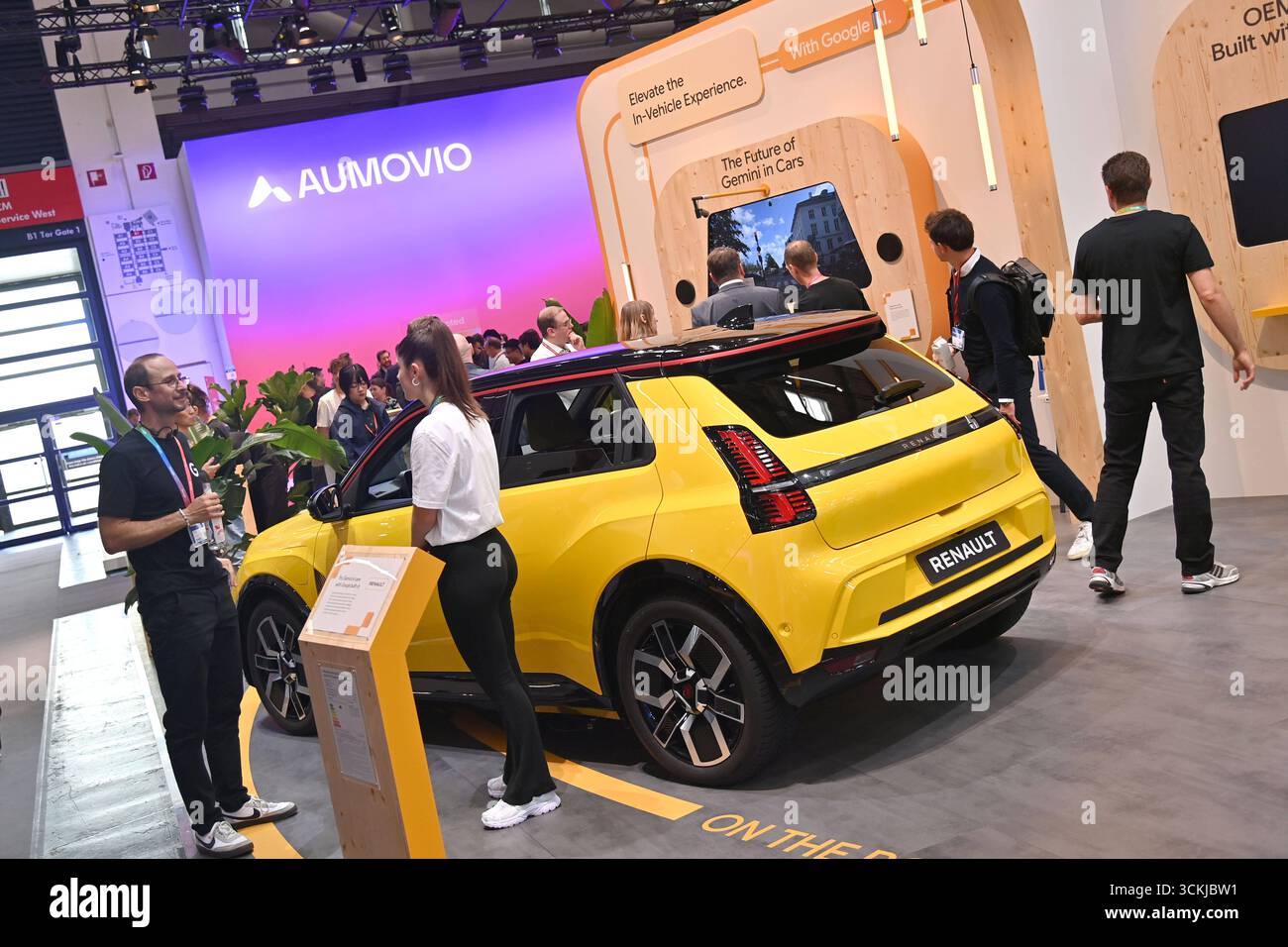 Stand von Renault mit dem R5. Autobauer,Automarke,Auto,Hersteller, IAA ...