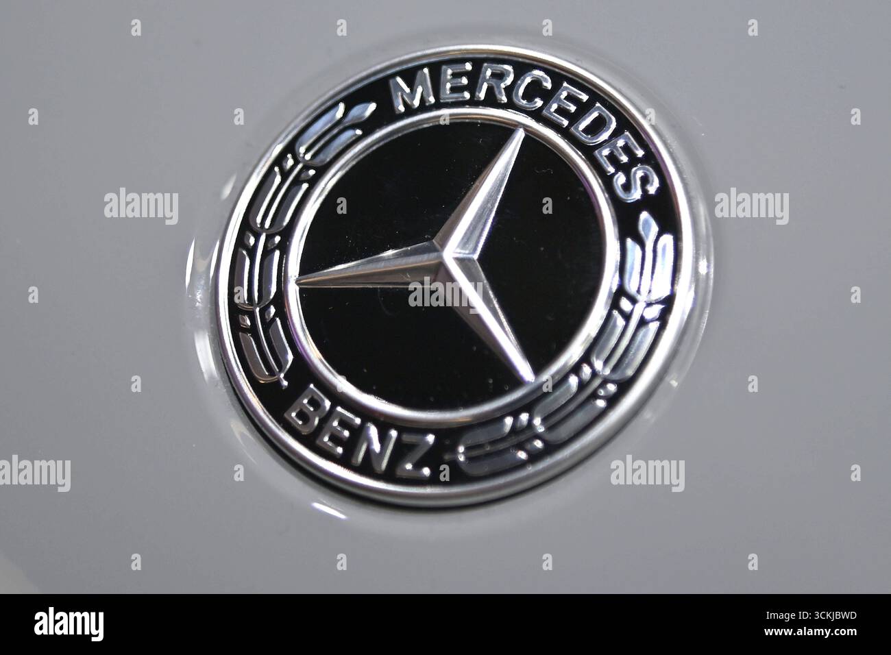 Stand von Mercedes ,Mercedes-Ben, Mercedesstern,Markenlogo,Logo ...