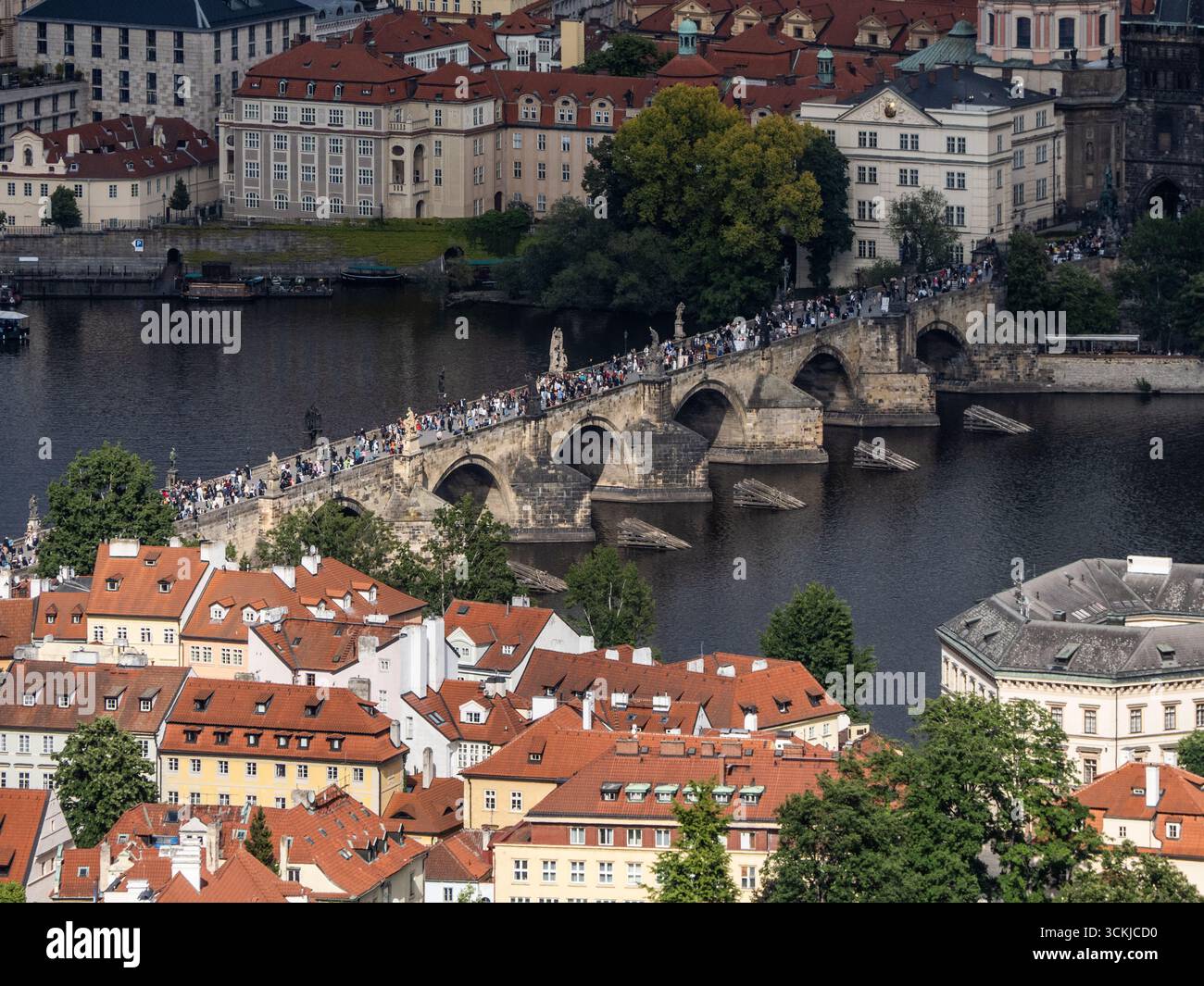 Old bridge full tourist hi-res stock photography and images - Alamy