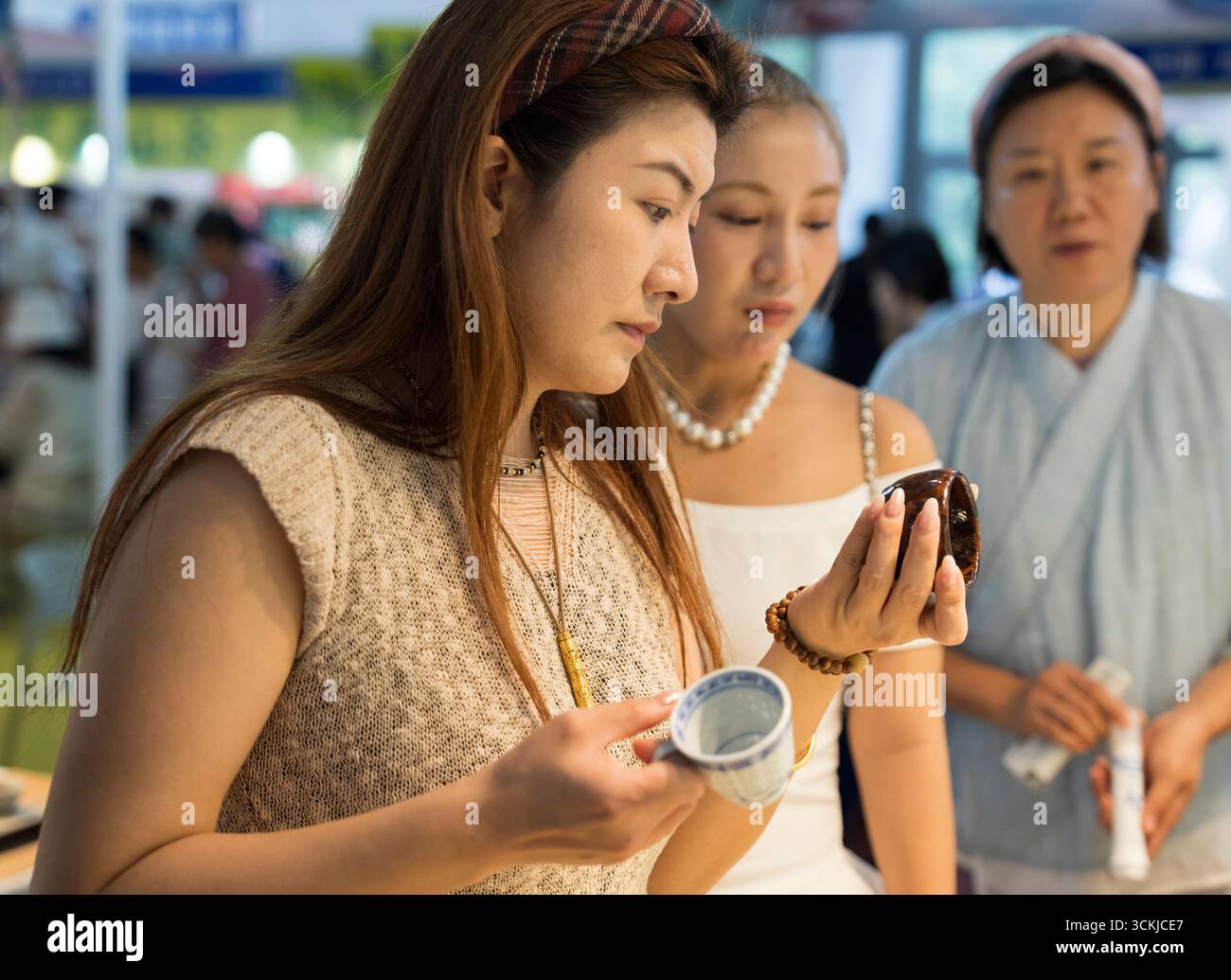 (250912) -- BEIJING, Sept. 12, 2025 (Xinhua) -- A visitor selects tea ...