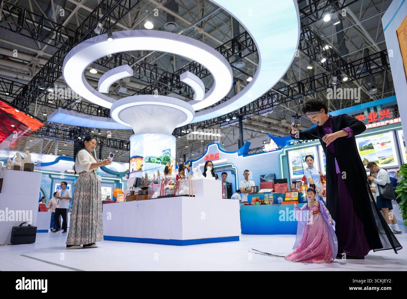(250912) -- WUHAN, Sept. 12, 2025 (Xinhua) -- Visitors watch a ...