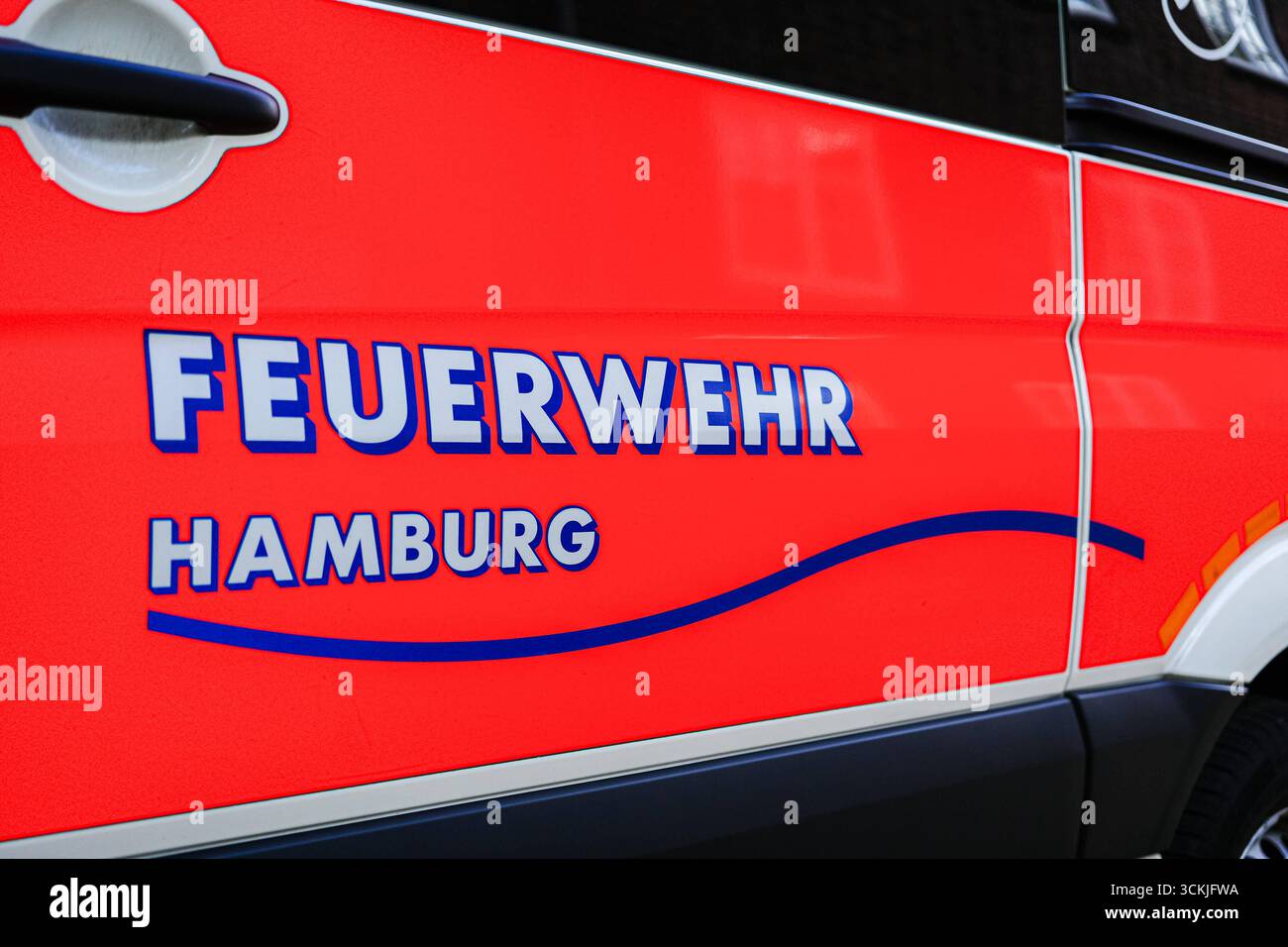Hamburg Themenfoto: Blaulicht, 12.09.2025 Aufschrift Feuerwehr Hamburg ...
