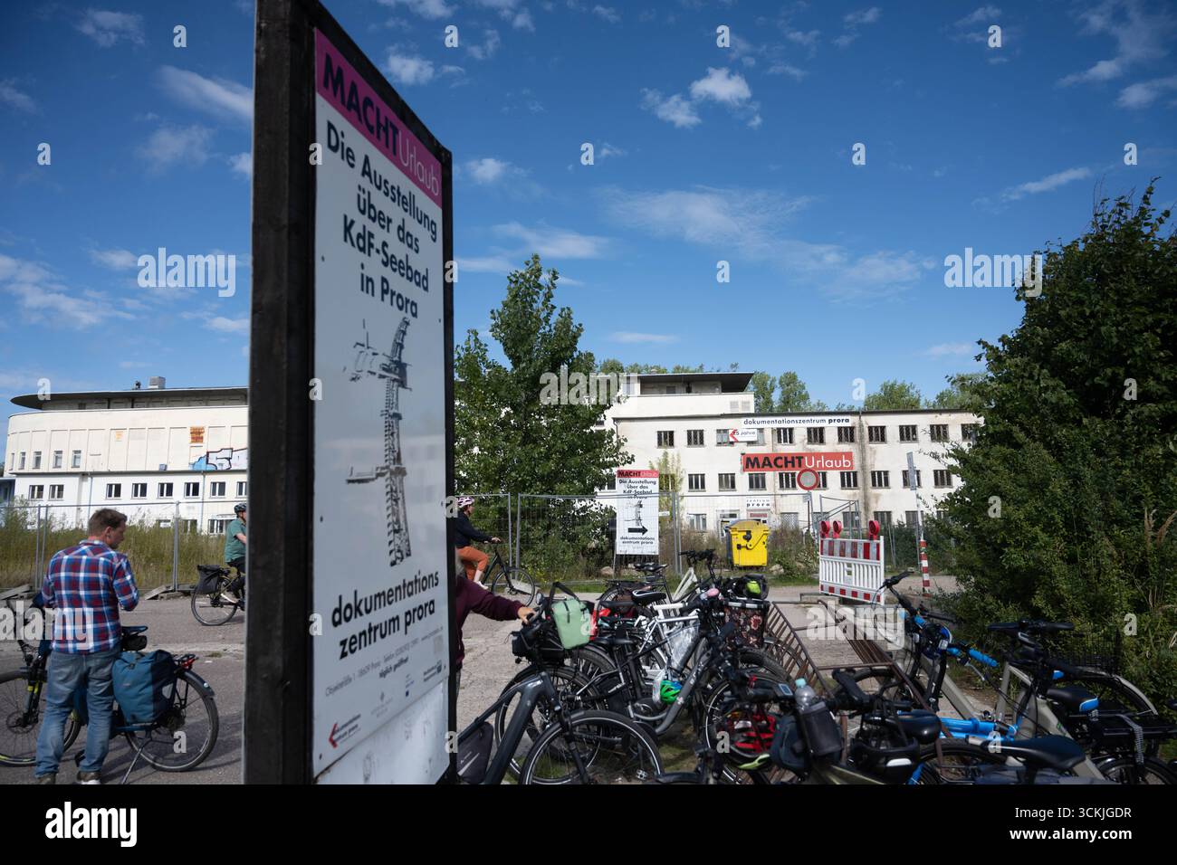 Prora, Germany. 12th Sep, 2025. A sign with the inscription "MACHT ...