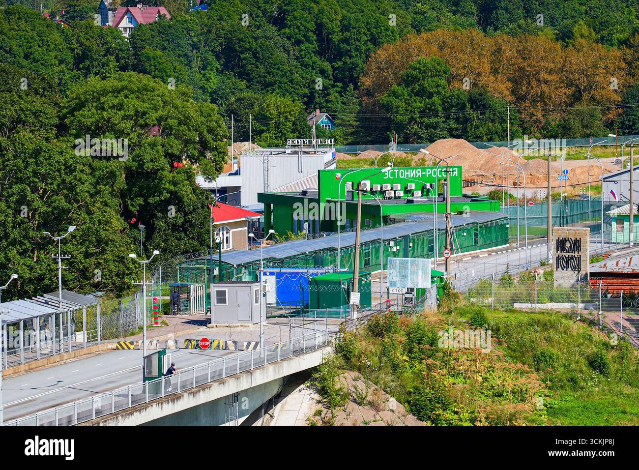 Border checkpoint on the Russian side of the Friendship Bridge spanning ...