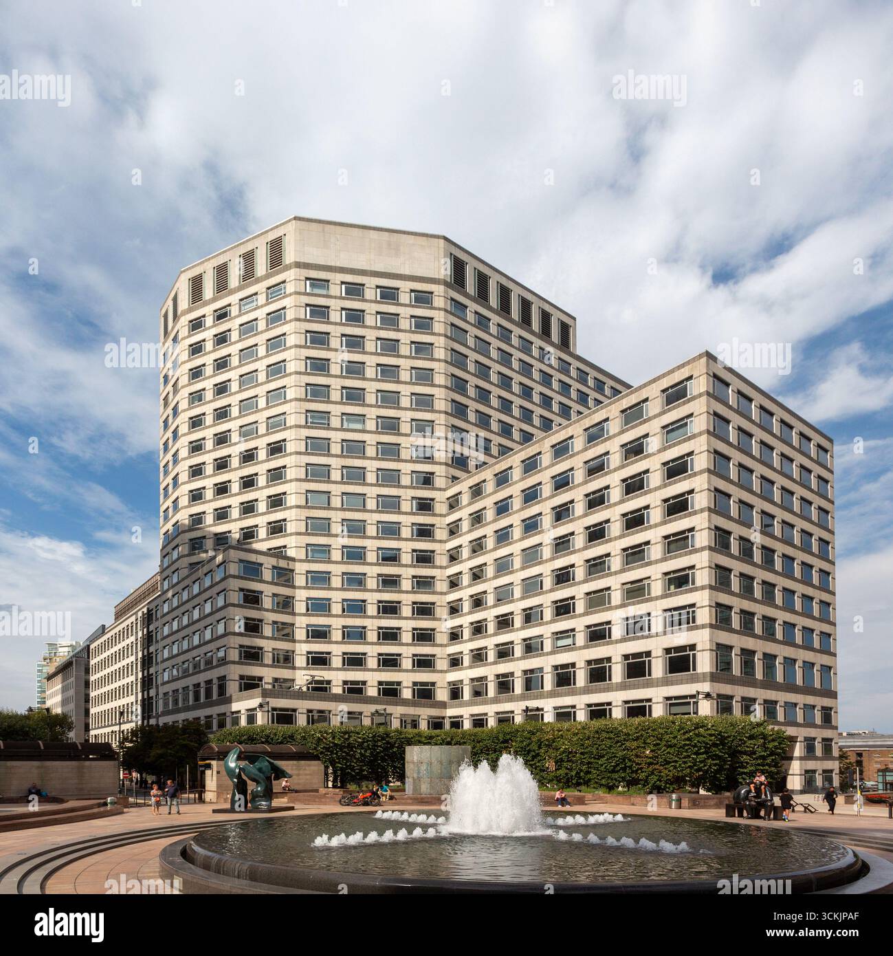 Cabot square canary wharf london hi-res stock photography and images ...
