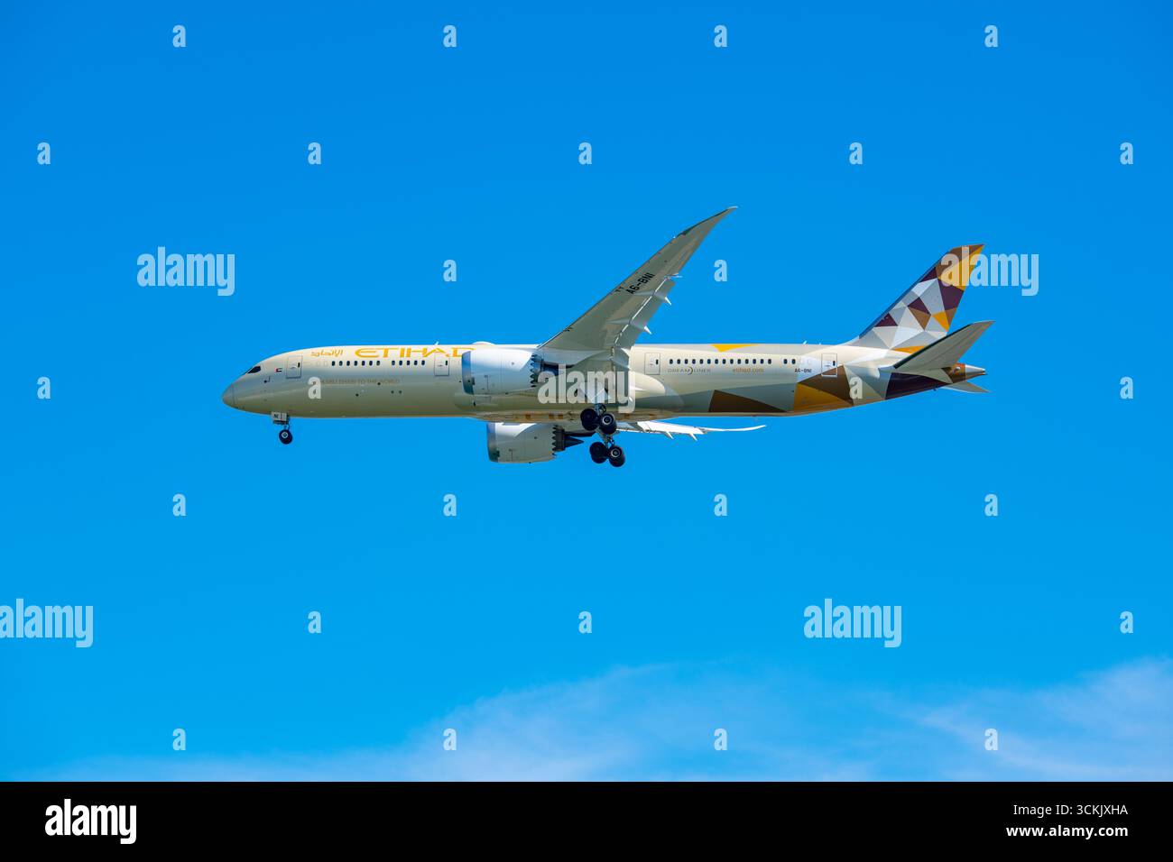 Etihad Airways Boeing 787-9 Dreamliner A6-BNI landing on Boston Logan ...