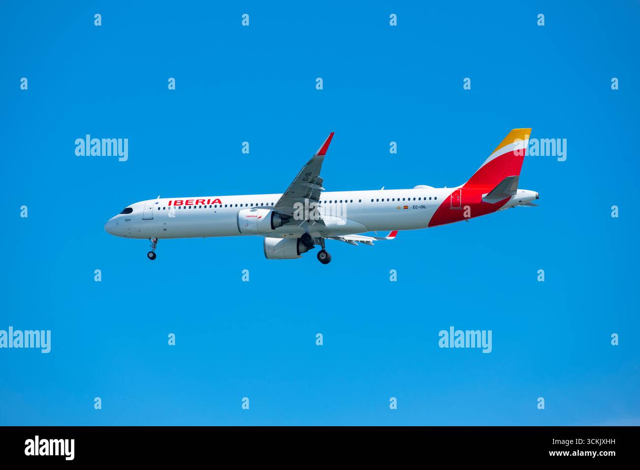 Iberia Airlines Airbus A321-200 XLR EC-OIL landing on Boston Logan ...
