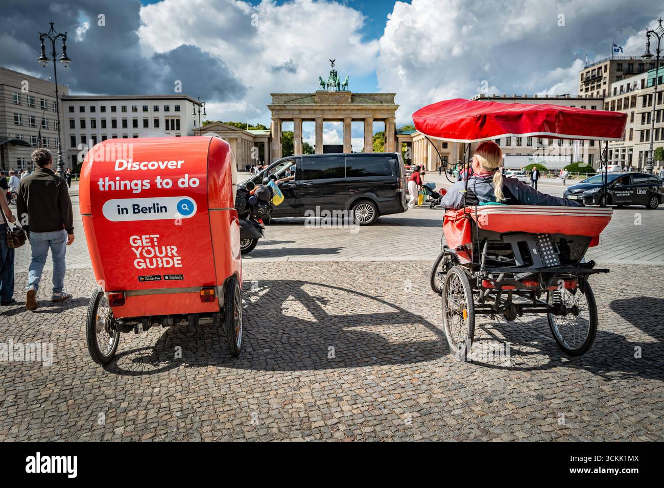 Berlin Mitte, Straßenszene Brandenburger Tor - 12.09.2025 Berlin *** Berlin Mitte, street scene ...