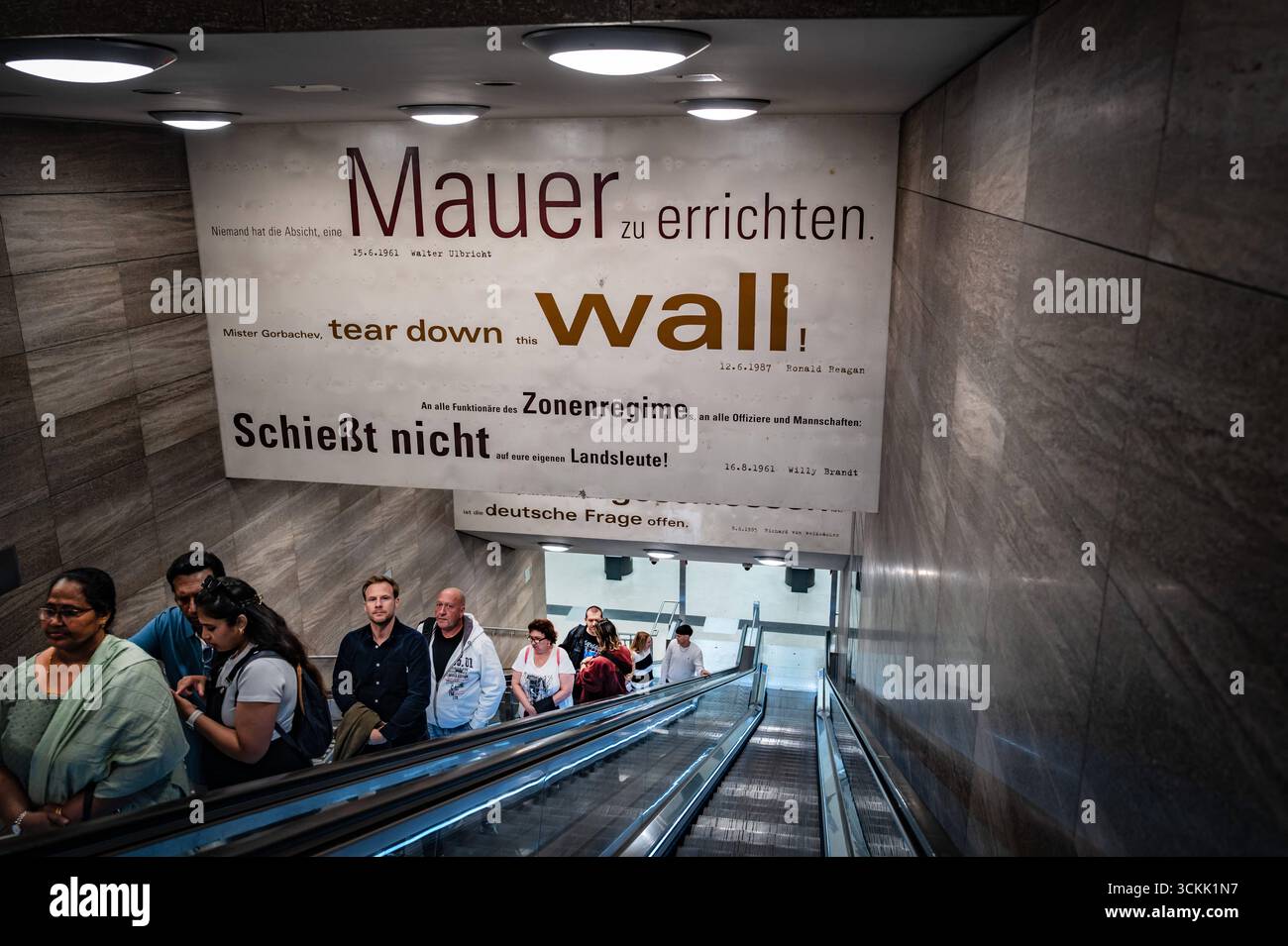 Berlin Mitte, BVG Station Bahnhof Brandenburger Tor auf der Linie U5 ...