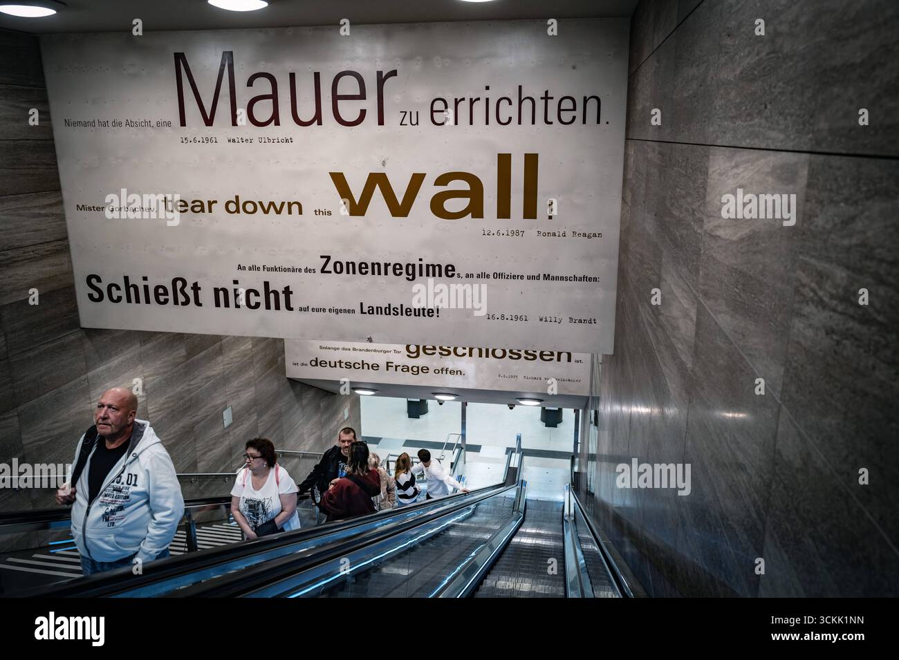 Berlin Mitte, BVG Station Bahnhof Brandenburger Tor auf der Linie U5 ...