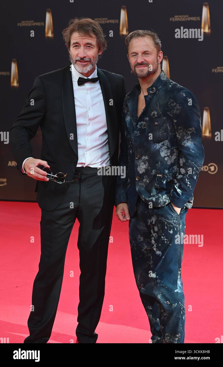 Schauspieler Guido Broscheit und Philipp Hochmair kommt zur Gala und ...