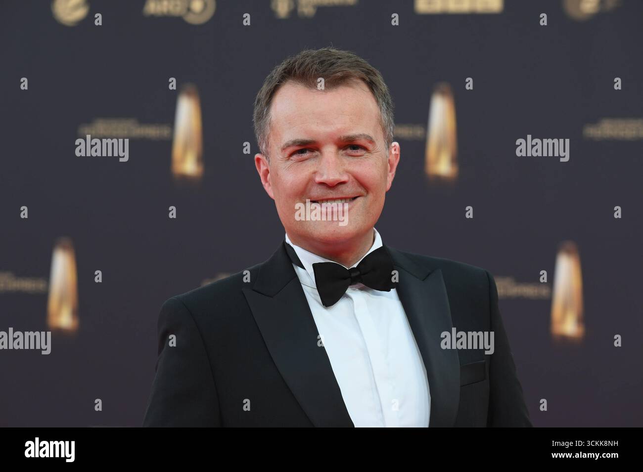 Moderator Christopher Wittich kommt zur Gala und Verleihung des ...