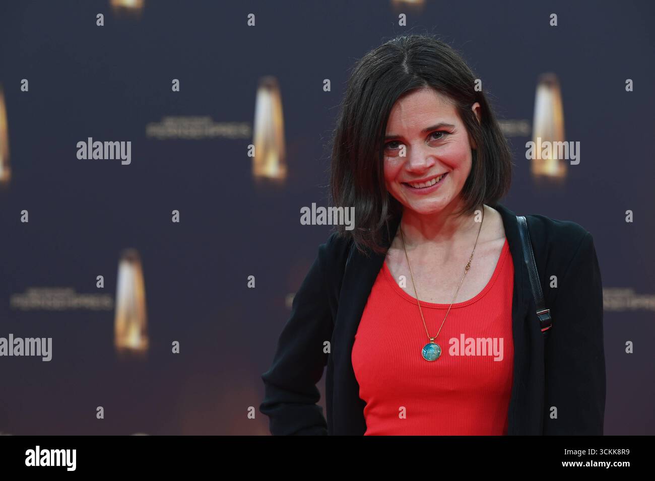 Schauspielerin Joyce Ilg kommt zur Gala und Verleihung des Deutschen Fernsehpreis in Köln ...