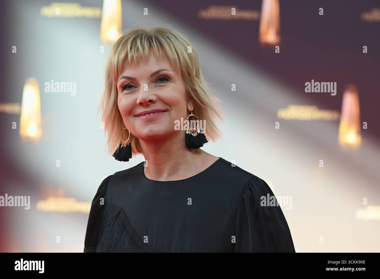 Moderatorin Ilka Eßmüller kommt zur Gala und Verleihung des Deutschen ...