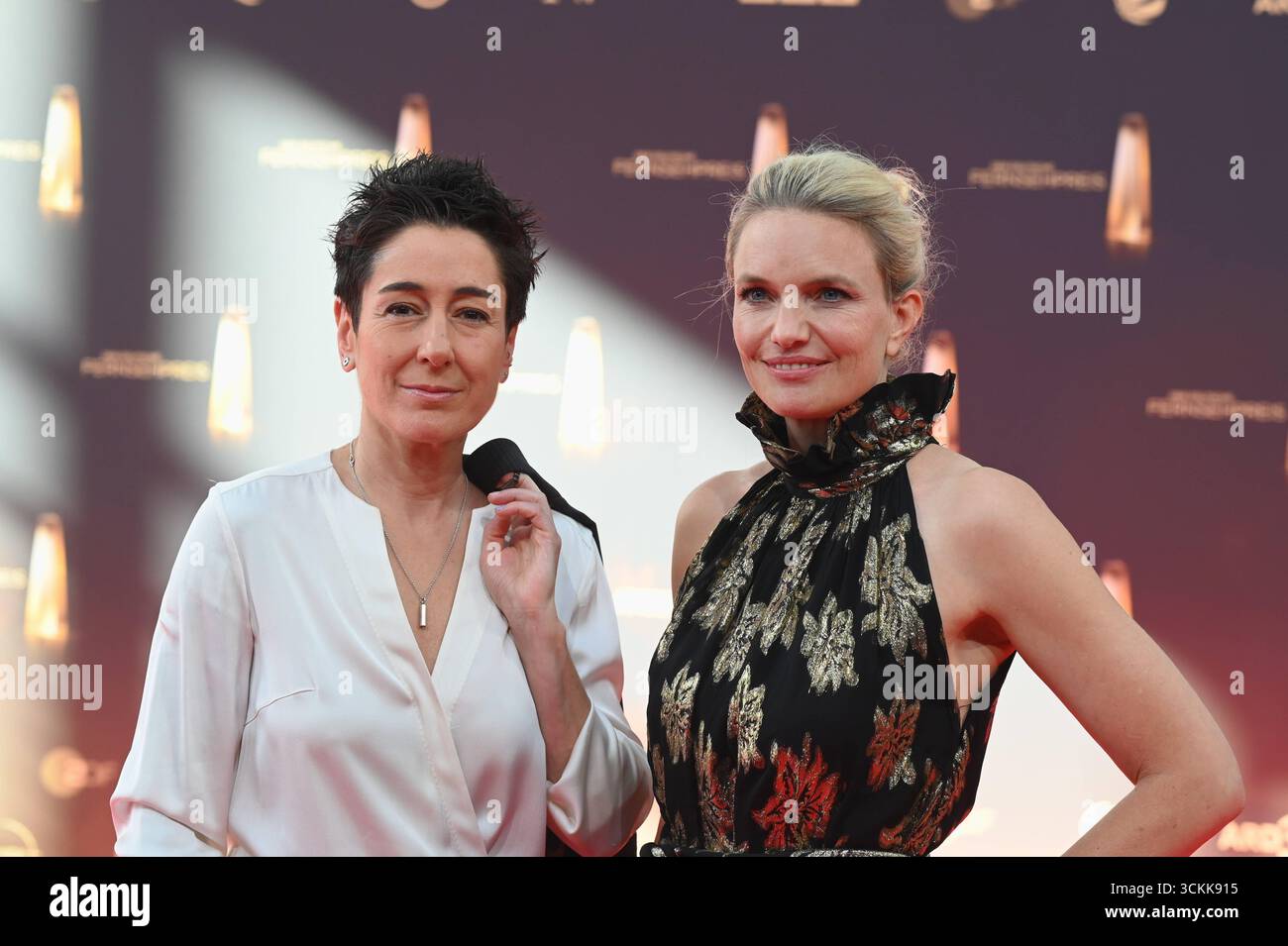 Journalistin und Moderatorin Dunja Hayali, l-r, und Juristin Sarah ...