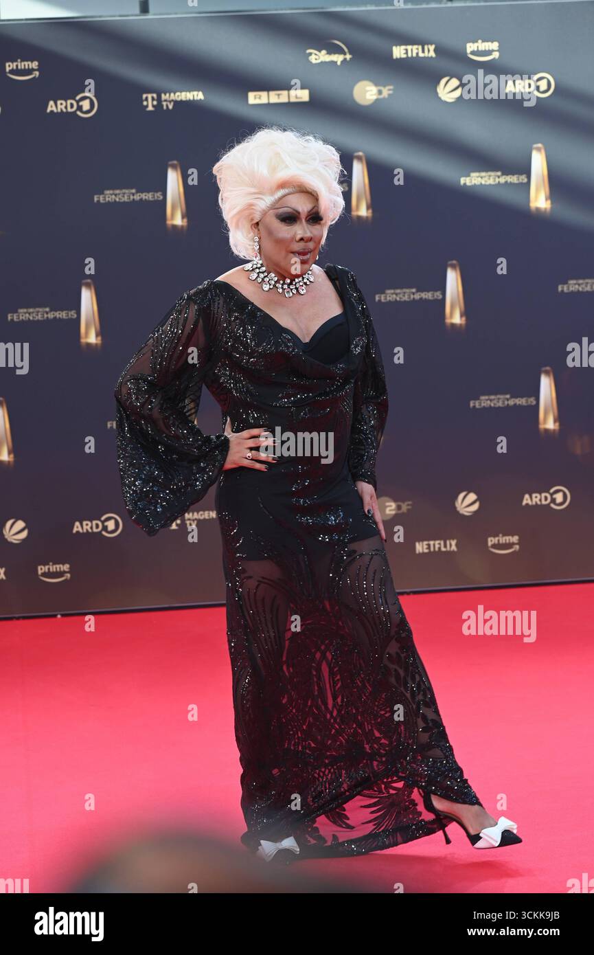 Drag Queen Catherrine LeClery kommt zur Gala und Verleihung des Deutschen Fernsehpreis in Köln ...