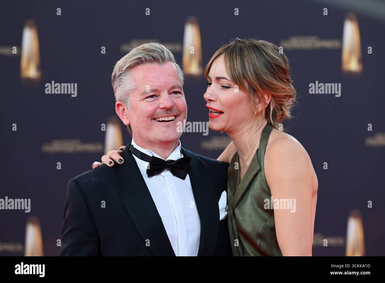 Schauspieler Andre Dietz und seine Frau Shari Dietz kommt zur Gala und ...