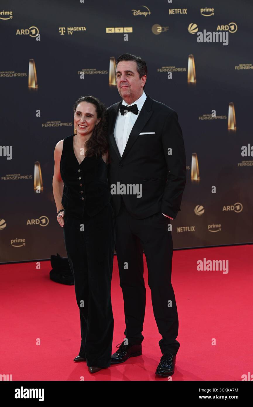 Bastian Pastewka mit Ehefrau Heidrun Buchmaier kommt zur Gala und ...