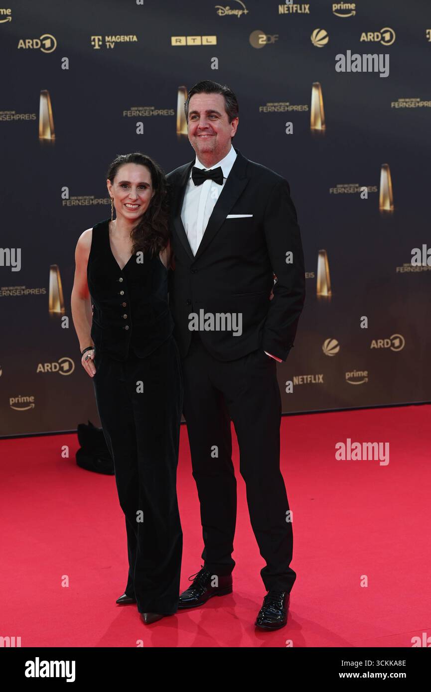 Bastian Pastewka mit Ehefrau Heidrun Buchmaier kommt zur Gala und ...