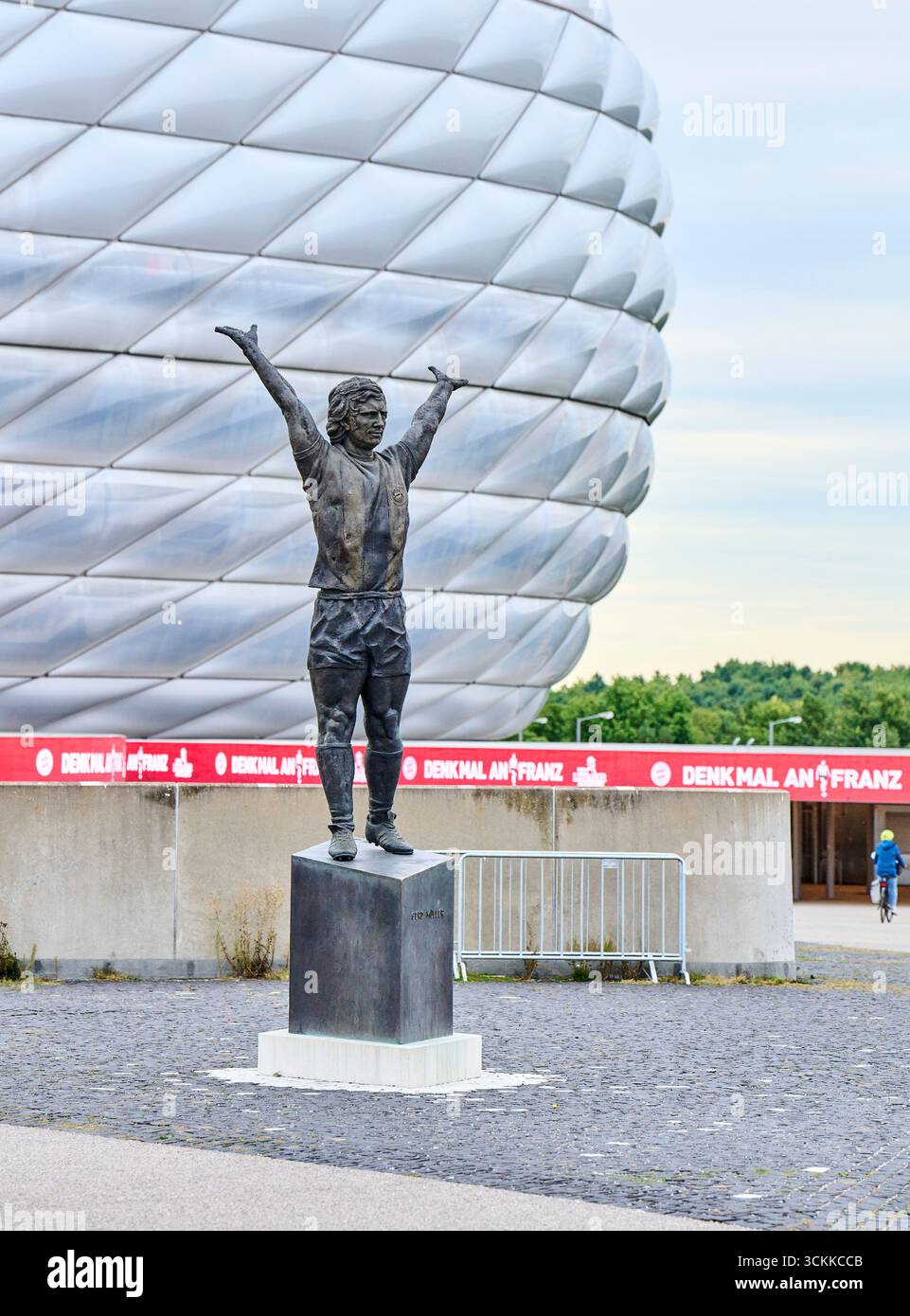 Statue of Gert Mueller, Mueller beside the Official inauguration ...